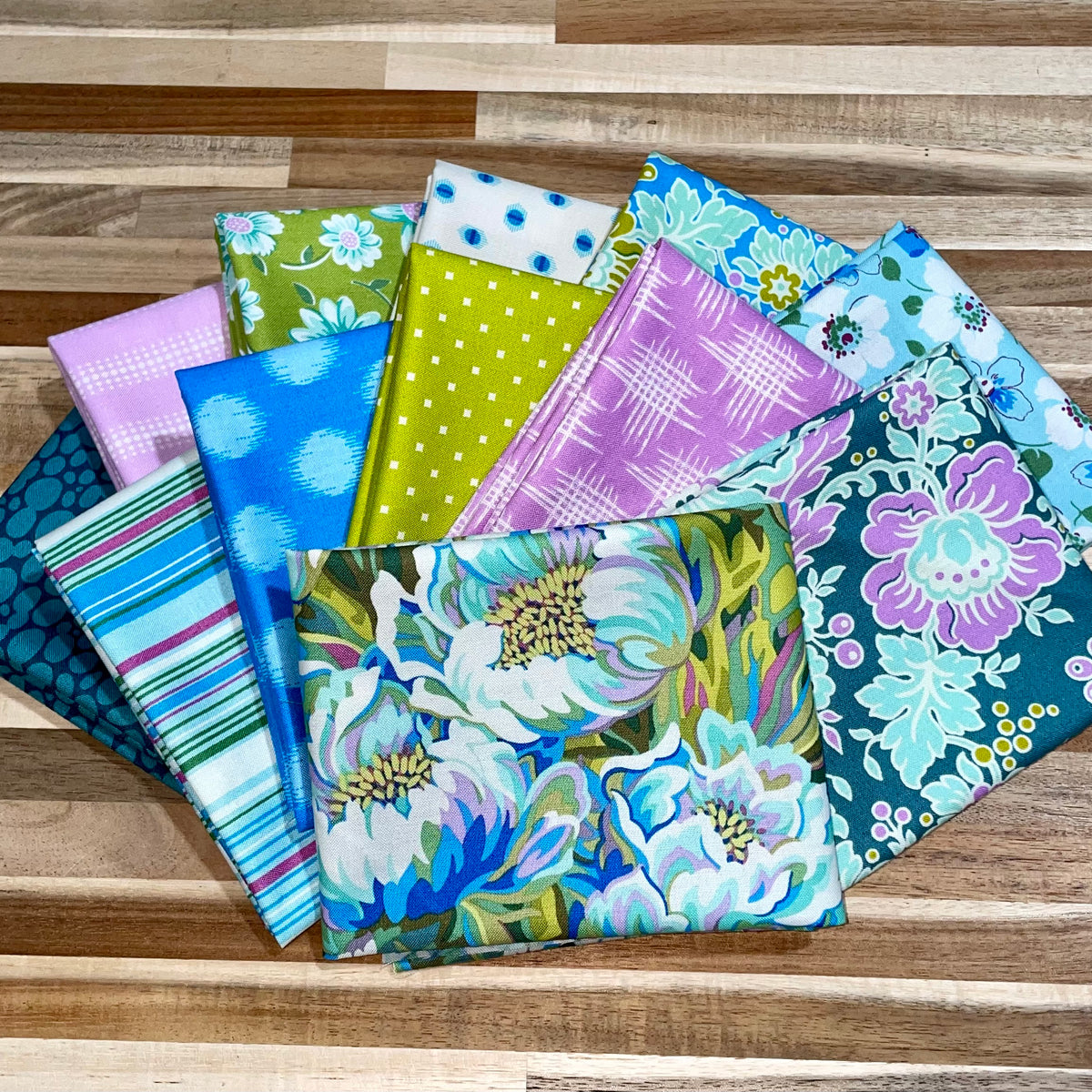 Full Bloom 12 Sku Fat Quarter Bundle - Blues – Two Chicks Quilting